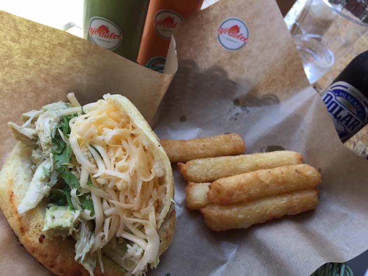 Aji dulce・Maïz｜ベネズエラのソウルフード「アレパ」食べ比べ！ - OVNI| オヴニー・パリの新聞